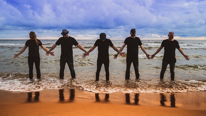 Finse band Melua komt met nieuwe single 'Waves' - Rockmuzine